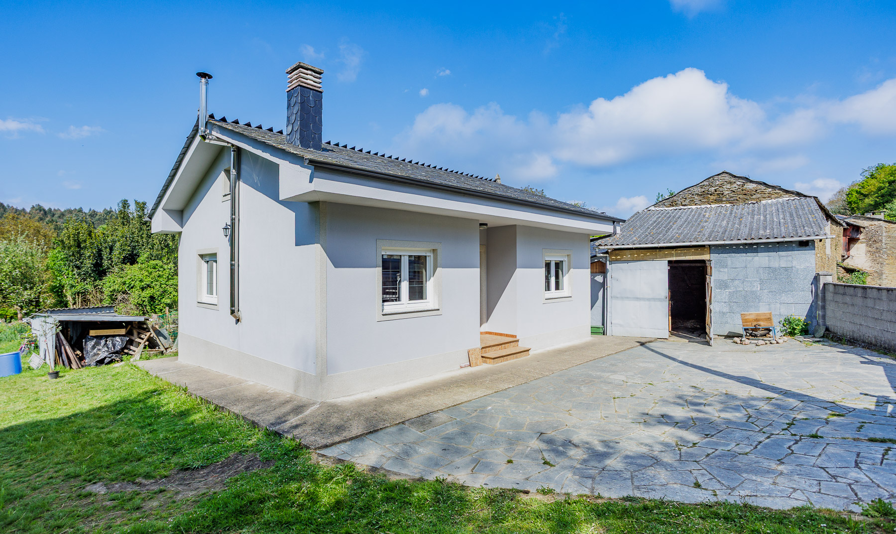 Complejo rural en venta en Pol con terrenos y establo para caballos